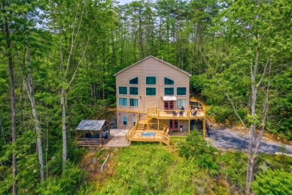 Lakeshore Retreat With Lake Lanier Views & Hot Tub - Tryon, NC