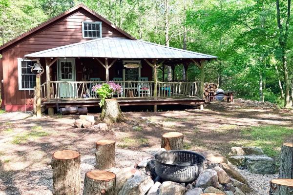 Cabin On Mountain Stream, Surrounded By Forest - 몬트레이