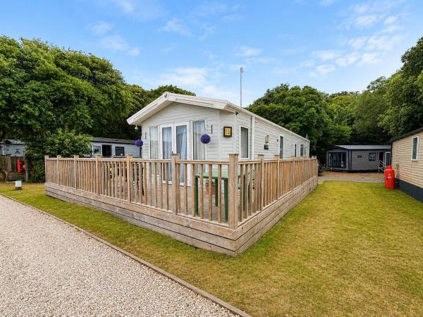 Beautiful Caravan With Decking At Azure Seas Ref 32060az - Lowestoft