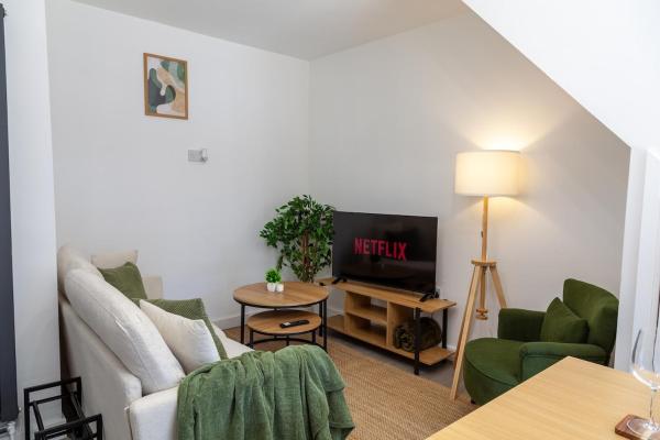 Spacious 4br Home Ideal For Contractors, Business & Insurance Stays With Free Parking And Fast Wifi - Bury