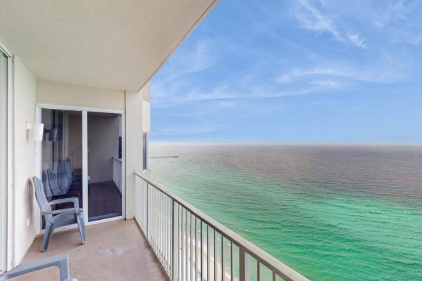 Escape To This Waterfront Condo With Shared Pools A Gym & Easy Beach Access - Panama City Beach, FL