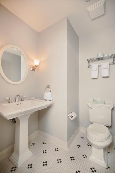 Maritime Suite 214: Spacious 2br Condo In Charming Bay Harbor With Stunning Village Views. - Petoskey, MI