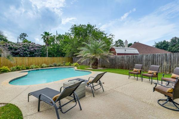 Near Splashtown & The Woodlands! Poolside Retreat - Tomball, TX