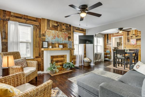 4 Mi To Downtown Columbus! Updated Home W/ Yard - Grove City, OH