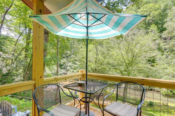 On-site Trout Stream & Fire Pit! Murphy Tiny Home - 墨菲