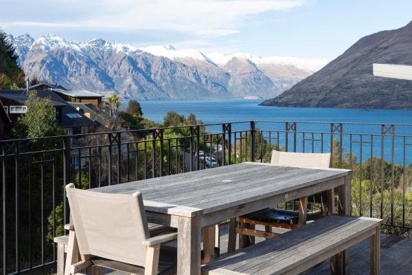 Sunshine Bay Stay, Lake Views & Cosy Fireplace - Queenstown