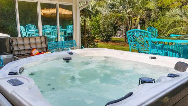 Tropical Oasis Beach Vibes Tiki Bar And Hot Tub - Navarre, FL