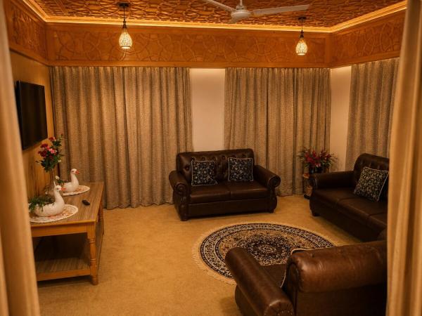 Lakeside Mountain Retreat - Srinagar