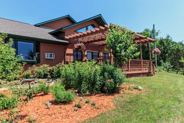 Hawks View's Black Hawk Lodge - Winona, MN