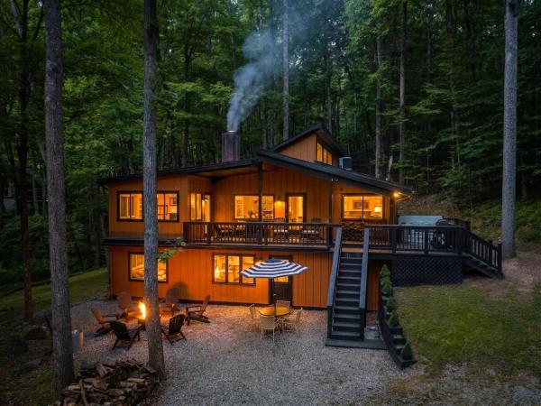 Right Mtn Attitude - Arcade, Hot Tub & Fire Pit - Berkeley Springs, WV