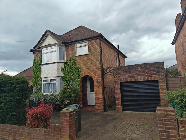 Entire 3-bed Home In Guildford, Surrey, Uk - Woking