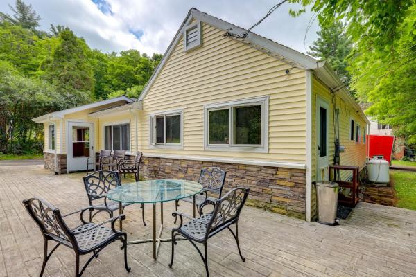 Home With Water Access: Close To Saratoga - Clifton Park, NY