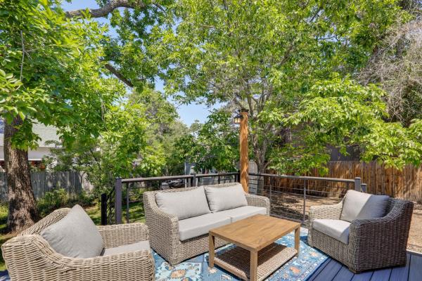 Private Hot Tub & Yard! All-seasons Littleton Gem - Highlands Ranch, CO