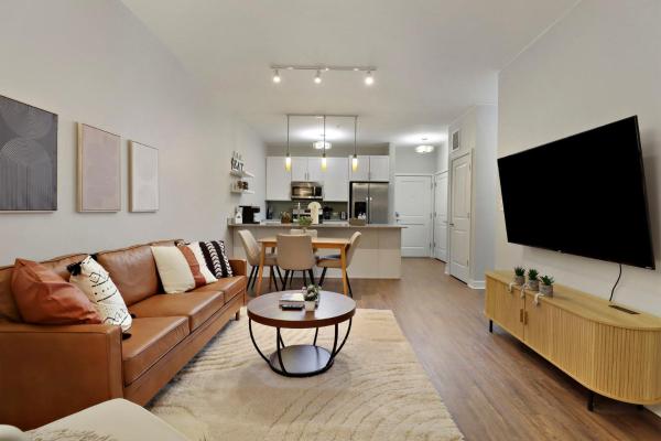 Downtown Elmhurst Luxury Apartments Near Metra & O'hare With Pool, Gym, Parking & Theater - Aéroport O'Hare de Chicago (ORD)