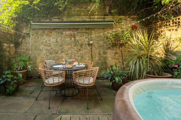 Dashwood Apartment - Two-bed Apartment With Hot Tub - Bath