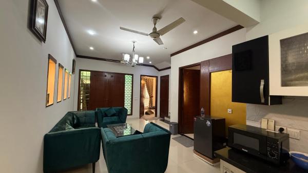 Ron Building Ground Portion - Karachi