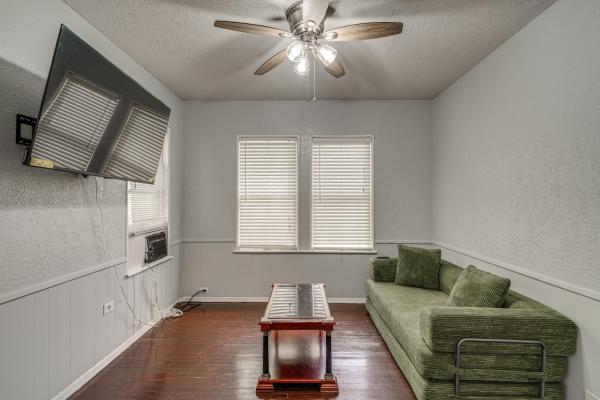 Walk Everywhere! Monte Vista Apartment Near Cafes - San Antonio, TX