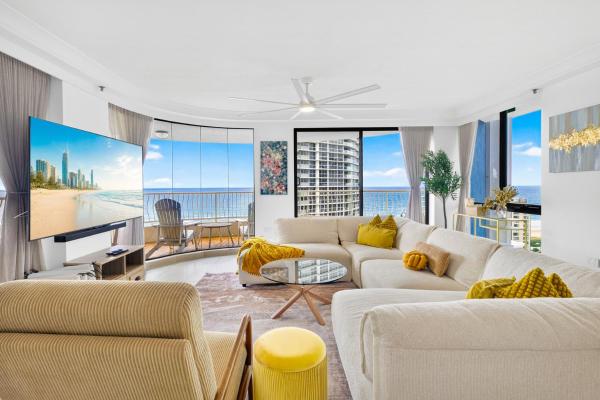 Ocean-view 2br Walk To Beach, Dining & Rail - Surfers Paradise