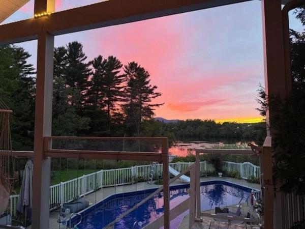 Le Rez De Jardin Au Bord De L'eau à Magog - Piscine - Spa - 3 Chambres - Magog