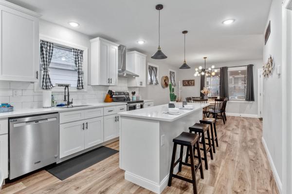 Fully Stocked 4br Bungalow | Near Tower Grove Park & The Grove | Free Parking - Kirkwood, MO