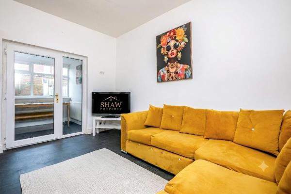 Sapphire House - Modern 4br Home - Sleeps 9 - Parking & Garden - Doncaster