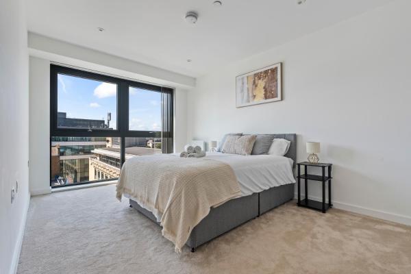 Spacious 2br With Balcony - Slough - Windsor Castle