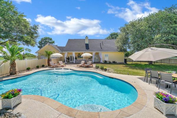 Private 5-acre Estate With 2 Homes & Pool - Katy