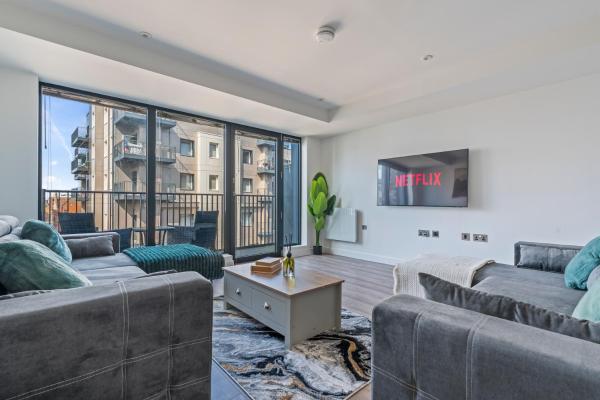 Stylish 2-bed Retreat - Balcony - Slough - Windsor Castle