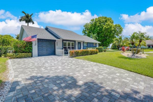 Palms & Serenity Retreat Near Beach - Delray Beach, FL