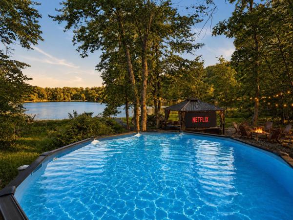5 Bedroom Gorgeous Lakeside Villa W Hot Tub, Pool And More! - Tannersville, PA