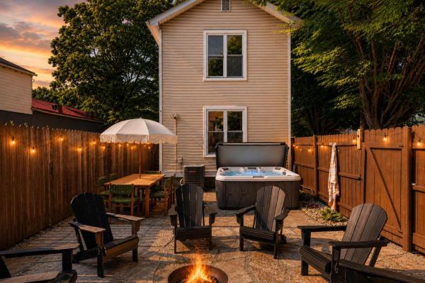 Urban Retro Retreat With Hot Tub & Spacious Yard - Louisville, KY
