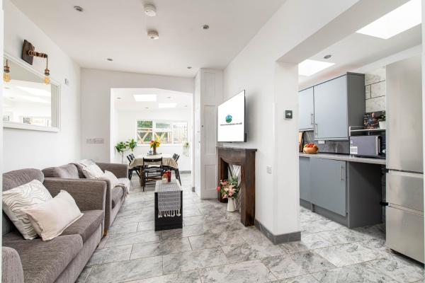 New-business & Group Stays-5 Bed-sleeps 10-parking-by Fabaccommodation - Filton