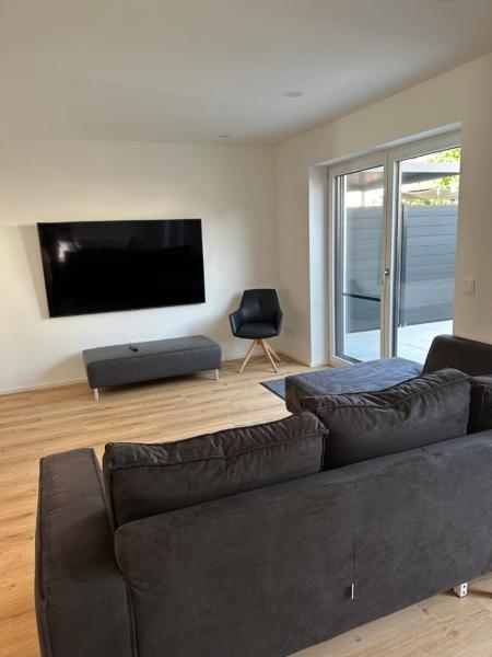 Dhh Neubau 140qm Für Bis Zu 7 Personen Mit Terrasse Und 2 Großen Stellplätzen - Landshut