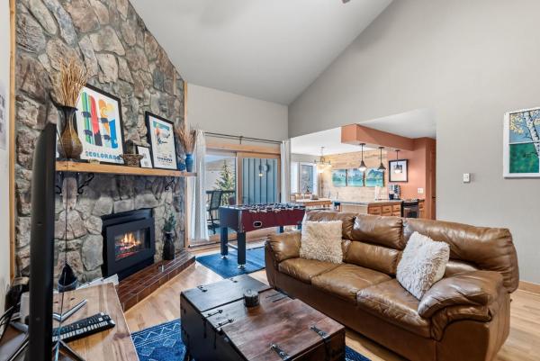 Top Floor 2 Bedroom Ski-in & Walk To Main St - Breckenridge, CO