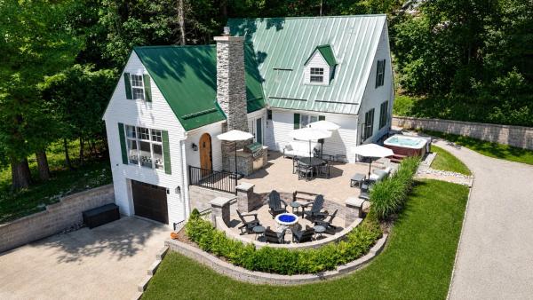 New! The Frankfort Beach Retreat - Gorgeous! - Crystal Lake Township