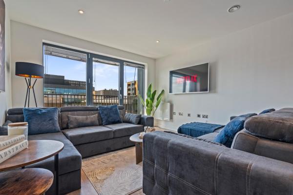 Spacious 2 - Bed Apartment - Slough - Balcony - Bracknell