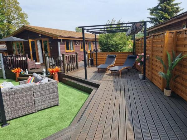 Cabin Sleeps 4 With Hot Tub And Parking - York