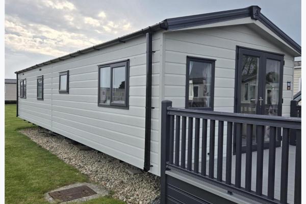 3 Bedroom Cabin Sleeps 6 - Shared Pool & Hot Tub - Yorkshire