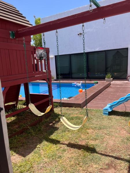 Casa Completa, 4 Dormitorios, 7 Camas Dobles, 4 Sofá Cama, 3 Baños 1 En Planta Baja, Cocina Equipada, Consola Arcade, Asador, Juguetes Para Niños, Plancha, Secadora, Cafetera, Etc, Fraccionamiento Privado, Zona De Vías Rápidas Y Toallas - Torreón