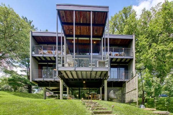 Award-winning Mr Mid-modern-century - Iowa City, IA