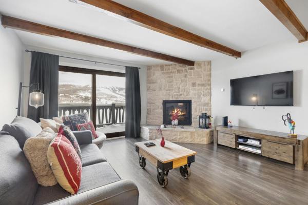Luxury Condominium With Rustic Minimalist Style - Mont-Tremblant