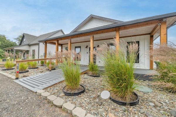 Modern Cottage With Covered Deck Grill & Fireplace - Walk To Beach-bars-dining - 長灘