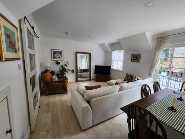 Bright And Spacious Dunkeld Retreat With Balcony And Private Parking - Dunkeld, UK