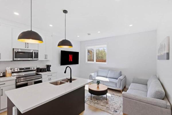 Beautiful 3br Getaway In Trendy Nw Calgary - Calgary