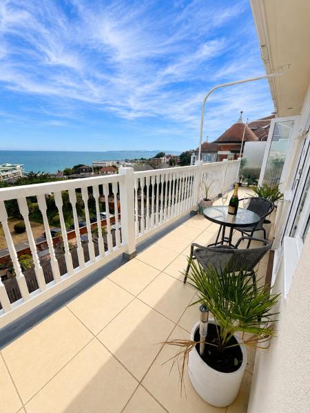 The Ocean Balcony Retreat - 2 Bedroom Apartment - Gym And Poole Table - Free Allocated Parking - Boscombe