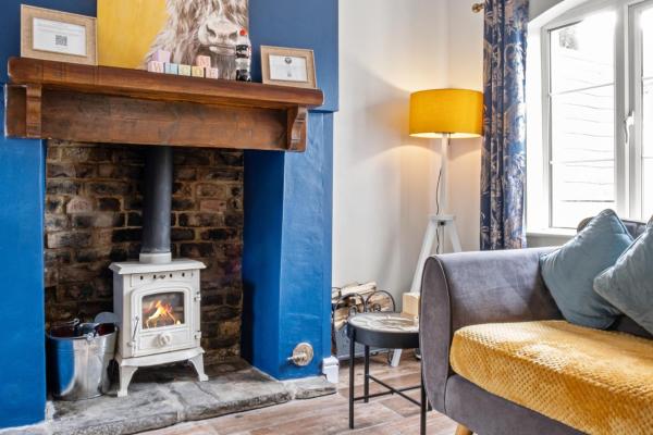 Charming 2-br Cottage In Stonehouse With Courtyard Garden And Log Fire - Nailsworth