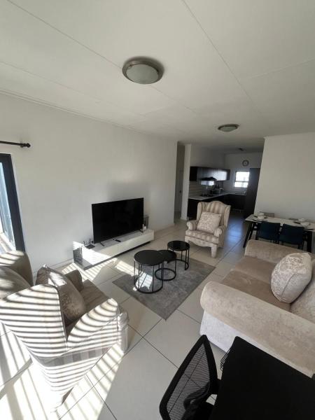 Cosy Apartment In Greenstone Hill - Edenvale