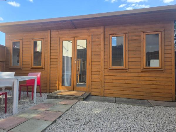Urban Log Cabin Near Zone 2 Tube - Hounslow