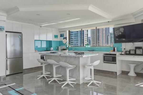 Lvl 15 Sunrise - Sunset Views - Pool - Parking - Broadbeach