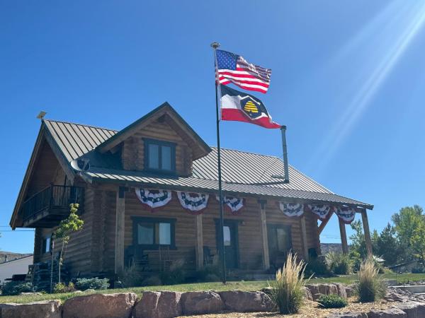 Dutch John Adventure Outpost, 2800 Sq Ft Log Home - Flaming Gorge Reservoir